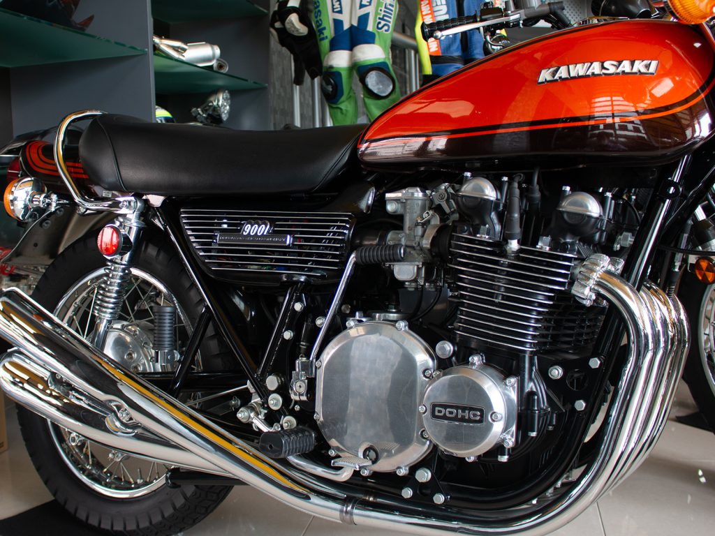 KAWASAKI 旧車 パーツ 特集 【Z1/Z2 サイドカバー】 | 【PMC.Inc】株式会社ピーエムシー｜カワサキZを中心としたバイクカスタムパーツのPMC