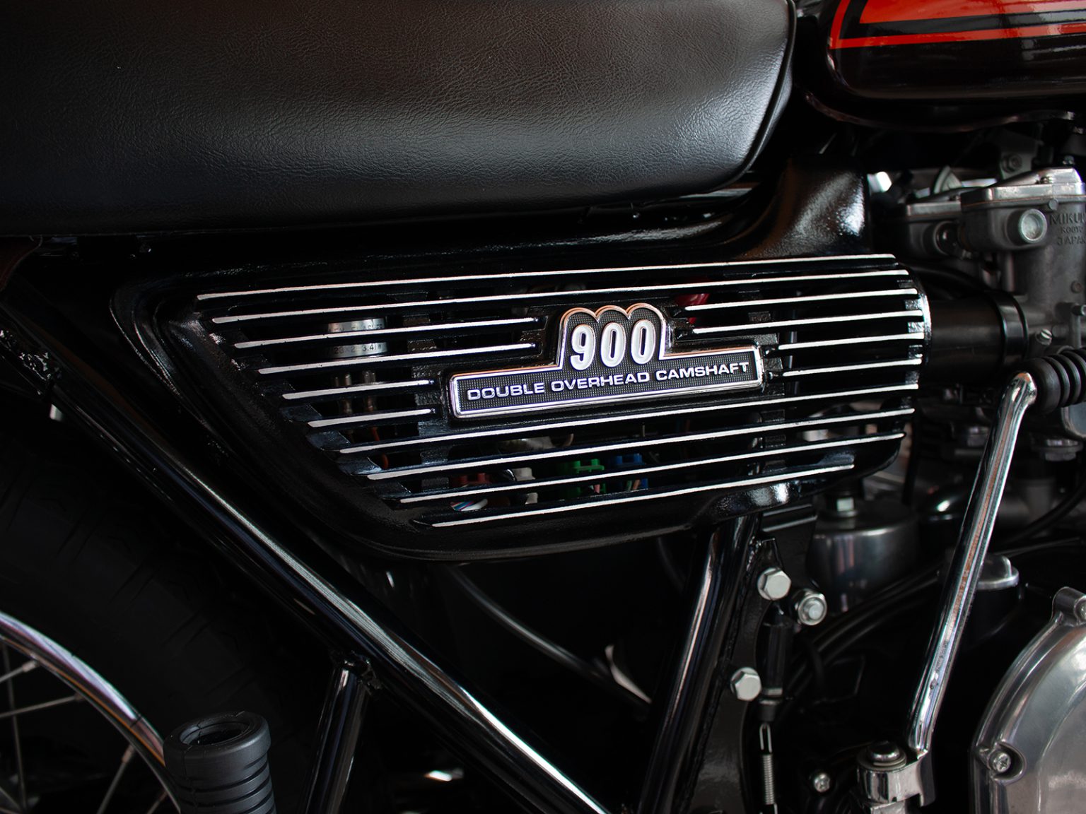 KAWASAKI 旧車 パーツ 特集 【Z1/Z2 サイドカバー】 | 【PMC.Inc】株式会社ピーエムシー｜カワサキZを中心としたバイクカスタムパーツのPMC